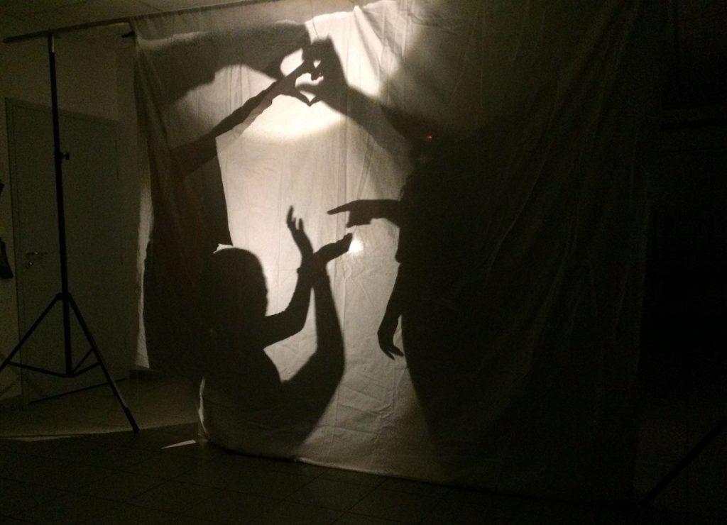 Théâtre d'ombre : le rôle de l'équipe technique - La science sur les ...